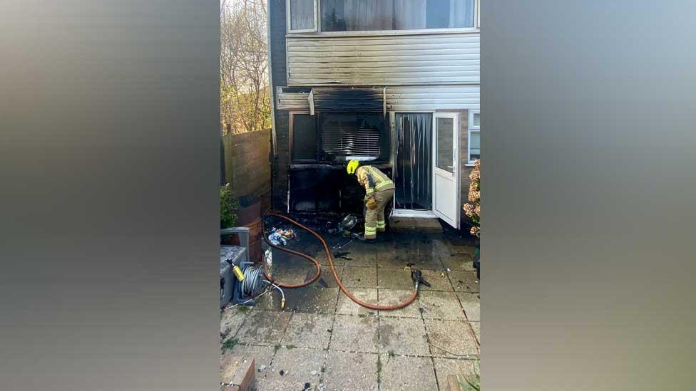 Holland-on-Sea: House damaged as bonfire spreads - BBC News