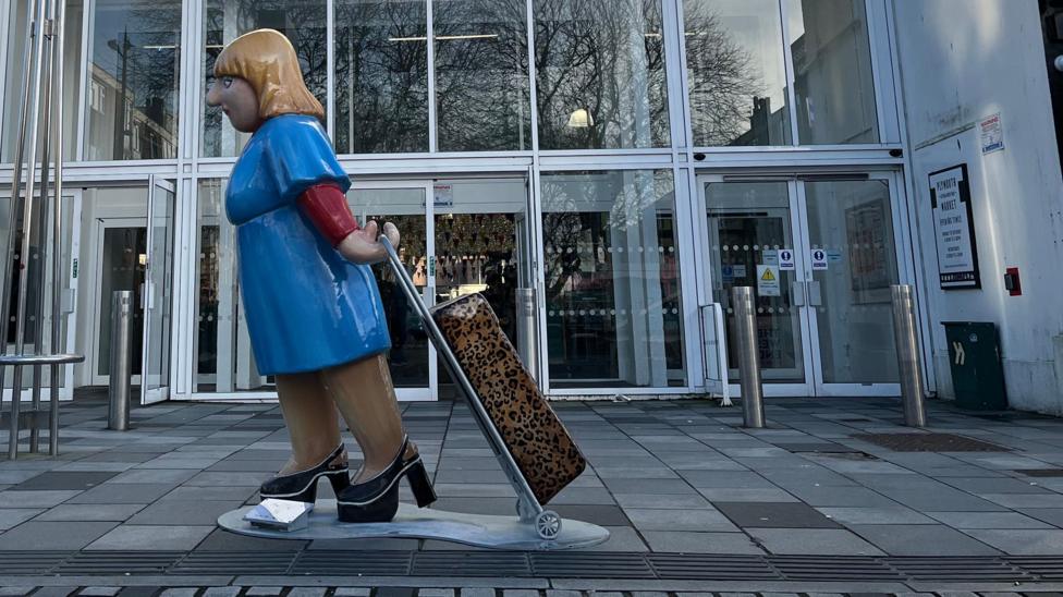 Life-size Beryl Cook sculptures appear around Plymouth - BBC News