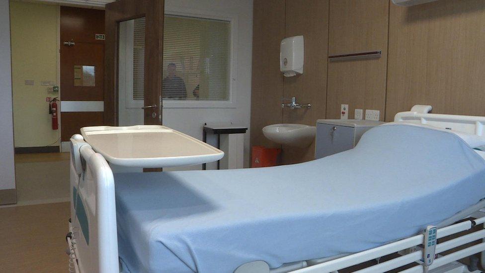 New Dumfries hospital room mock-up goes on display - BBC News