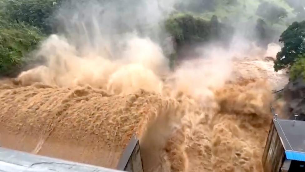 More than 400 killed in Indonesia flooding, officials say - BBC News