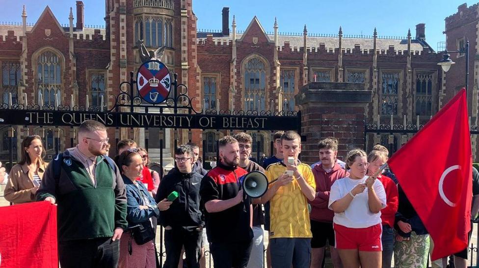 Queen's University Belfast: Irish language speakers hold protest - BBC News