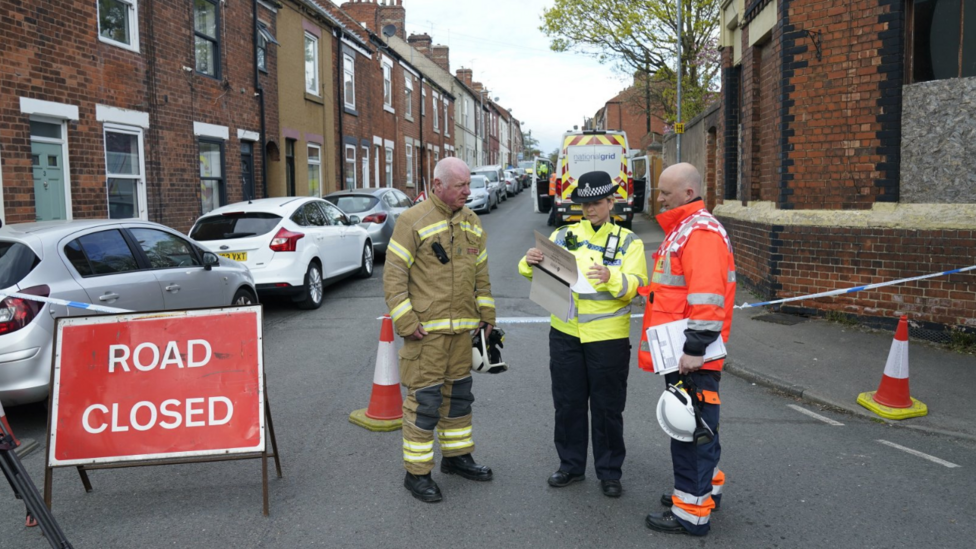 Worksop explosion: Man killed in blast that destroyed houses - BBC News