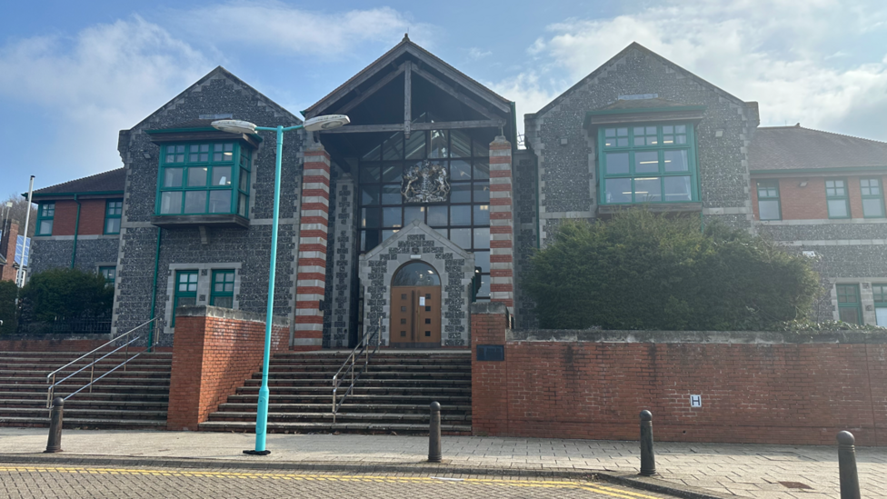 Alleged Hamas supporter Abu Wadee jailed for illegal UK entry - BBC News