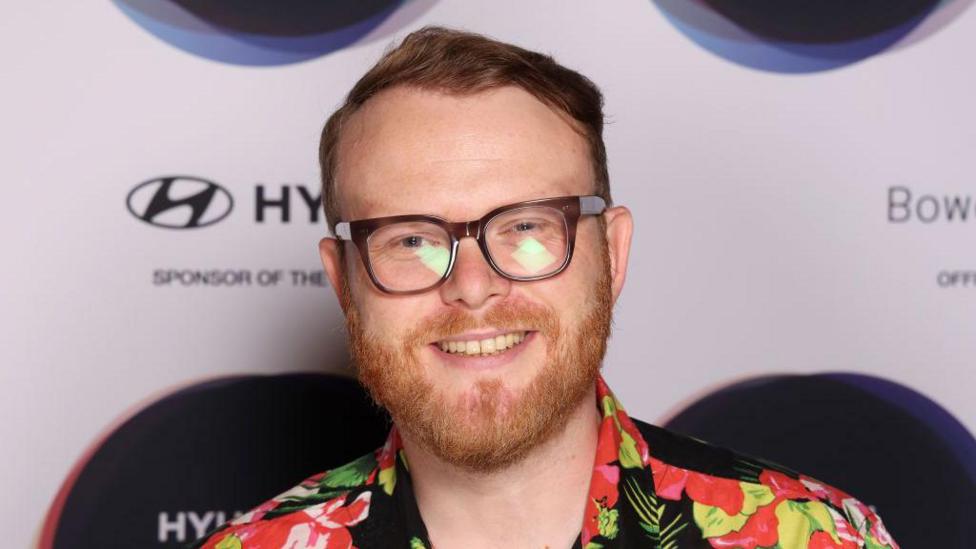 Mali Hâf yn ennill cystadleuaeth Roundtable 6 Music - BBC Cymru Fyw