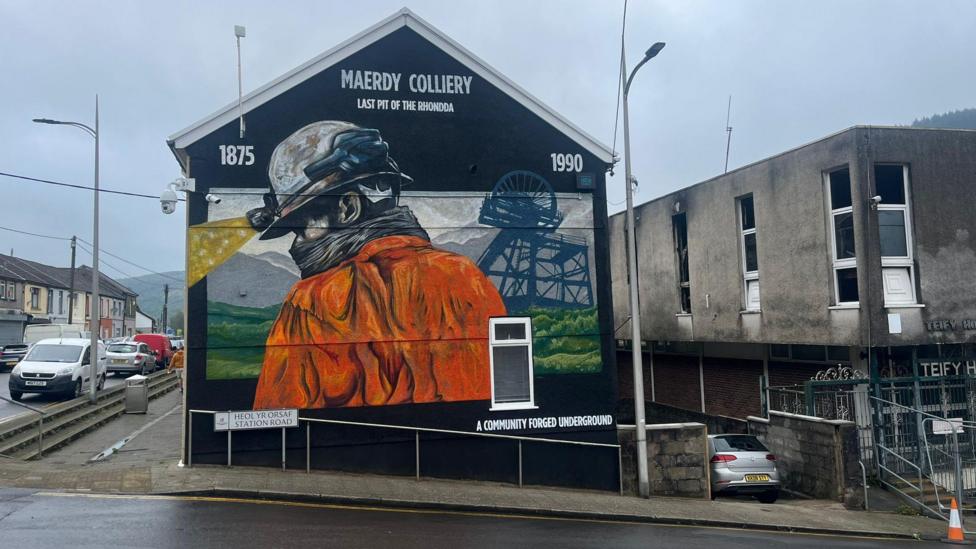 Maerdy Colliery: Welsh miners mural appears in village - BBC News