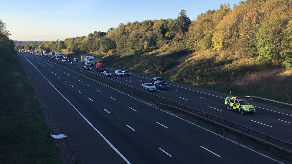 M40 in Warwickshire shut after fatal lorry crash and fire - BBC News