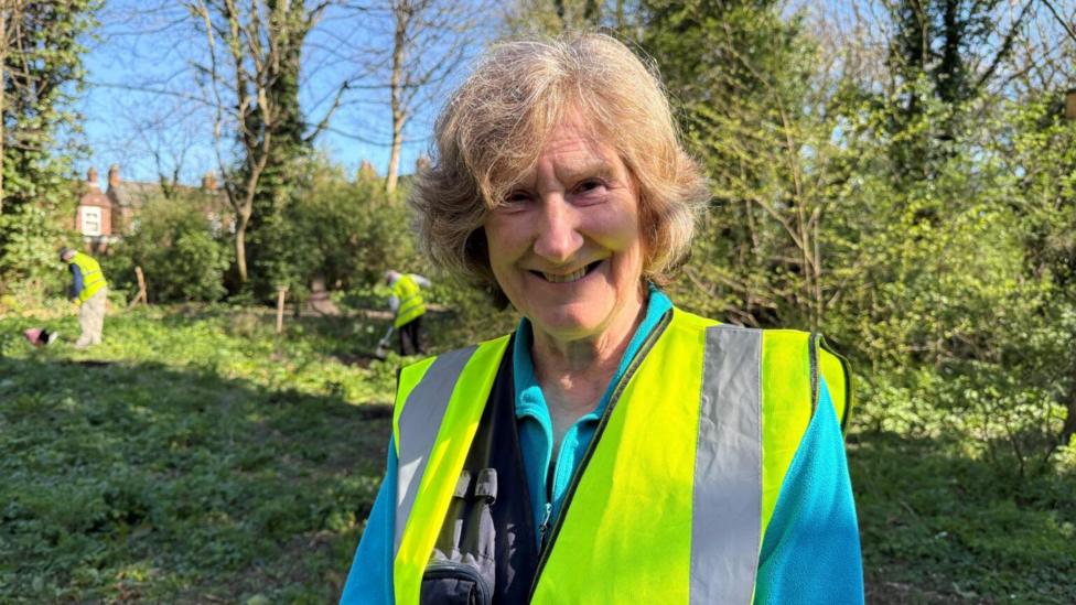 Praise for 'inspiring' volunteers who clean Hull General Cemetery - BBC ...