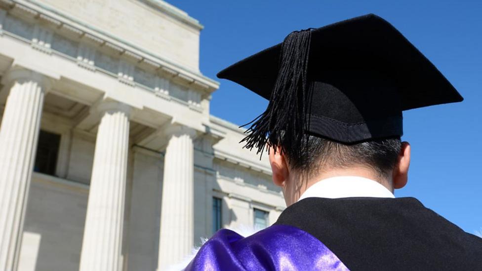 College admissions scandal: Judge warns defendants - BBC News