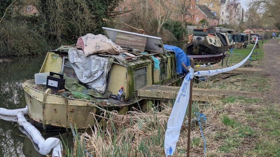 Man dies after boat sinks on Oxford canal - BBC News