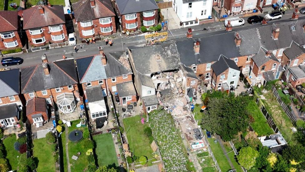 'Complex' demolition for three Derby houses hit by explosion - BBC News