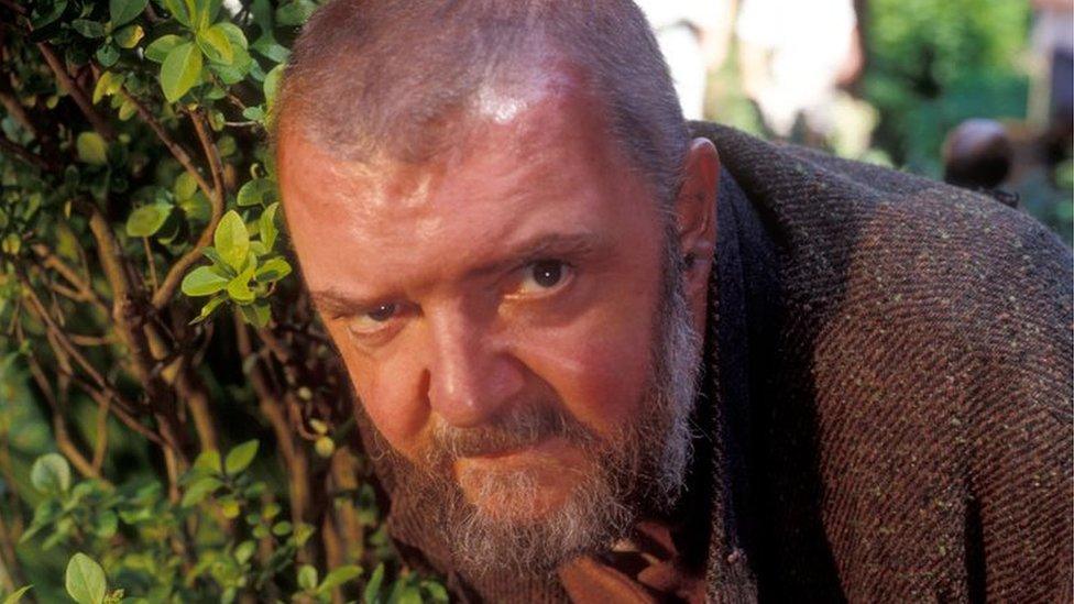 Tony Haygarth: Acting world hails 'fine, subtle' Emmerdale star - BBC News