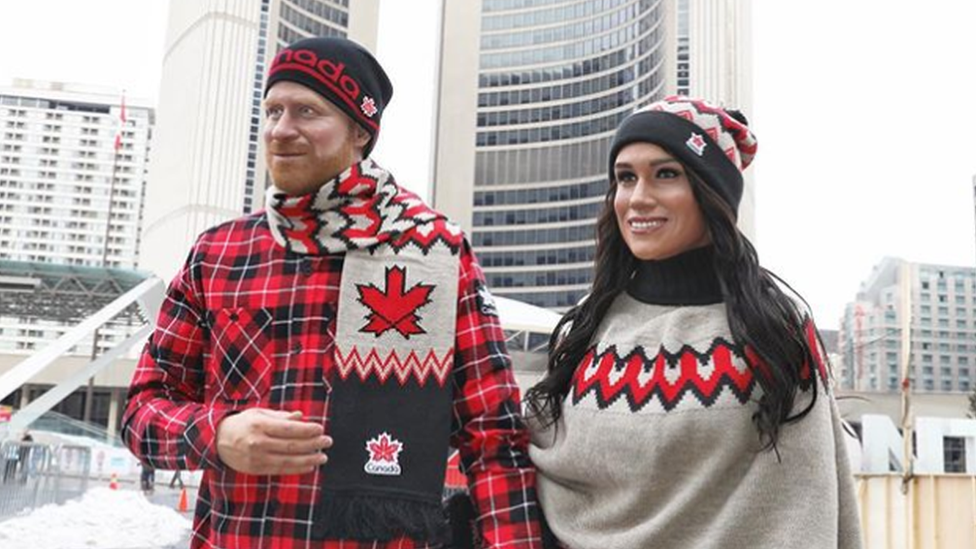 Harry and Meghan waxworks spotted out and about in Toronto - BBC Newsround