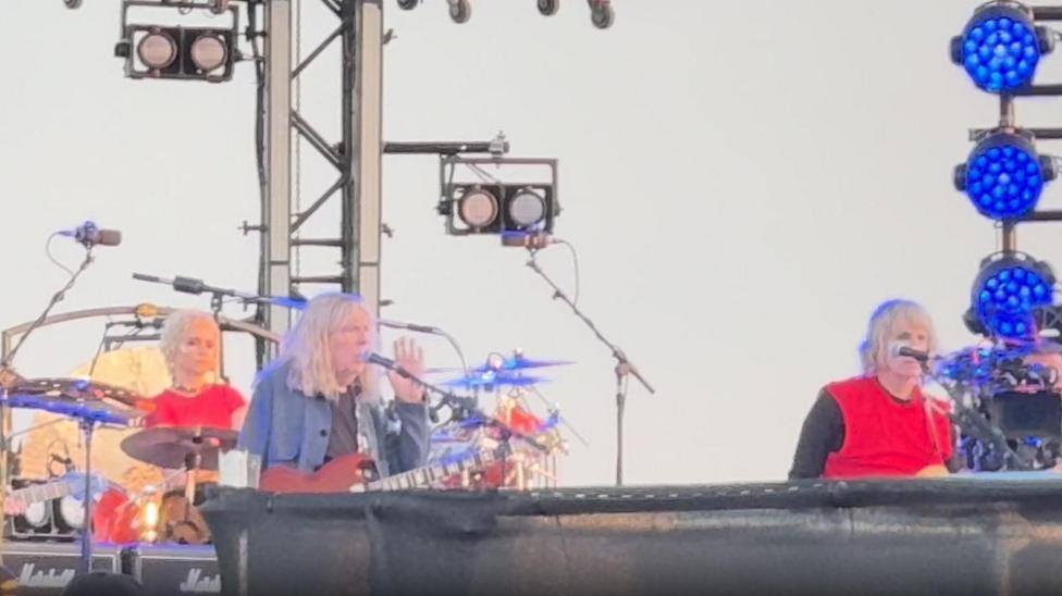 Spinal Tap 2 spotted being filmed at Stonehenge - BBC News