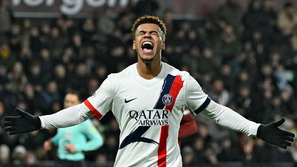 Metz 2-3 PSG: Paris side go top of Ligue 1 with thrilling win - BBC Sport