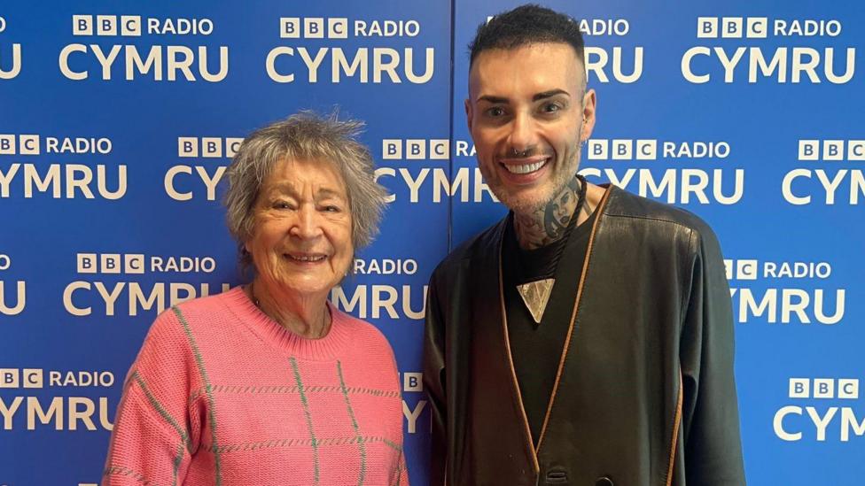 Iwan Steffan: 'Gwerthfawrogi pobl' ar ôl colli Mam pan yn ifanc - BBC ...