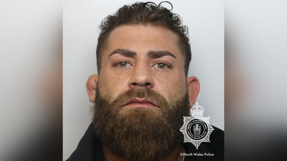 Carcharu cyn-gapten RGC am droseddau cyffuriau a gyrru'n beryglus - BBC ...