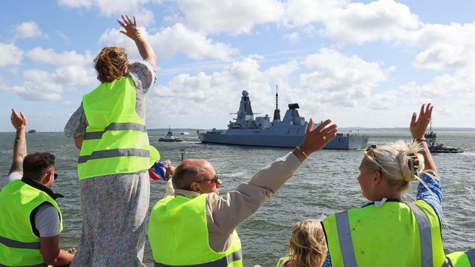 HMS Duncan returns to Portsmouth in time for Christmas - BBC News