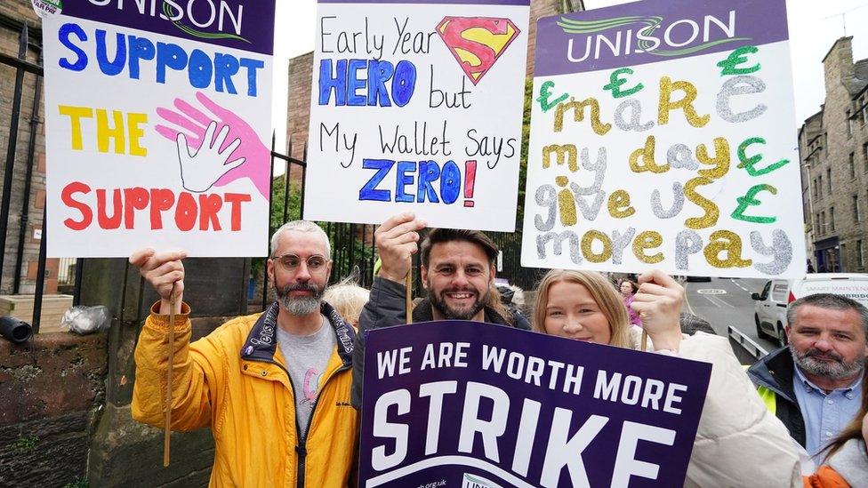 Schools across Scotland close for strikes - BBC Newsround