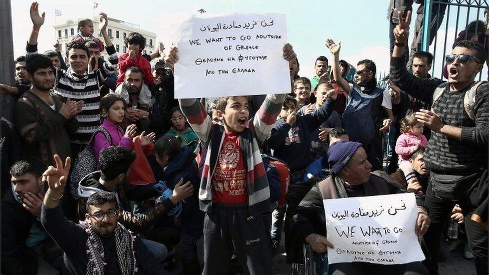 Migrant crisis: Thousands stranded in Greece as borders tighten - BBC News