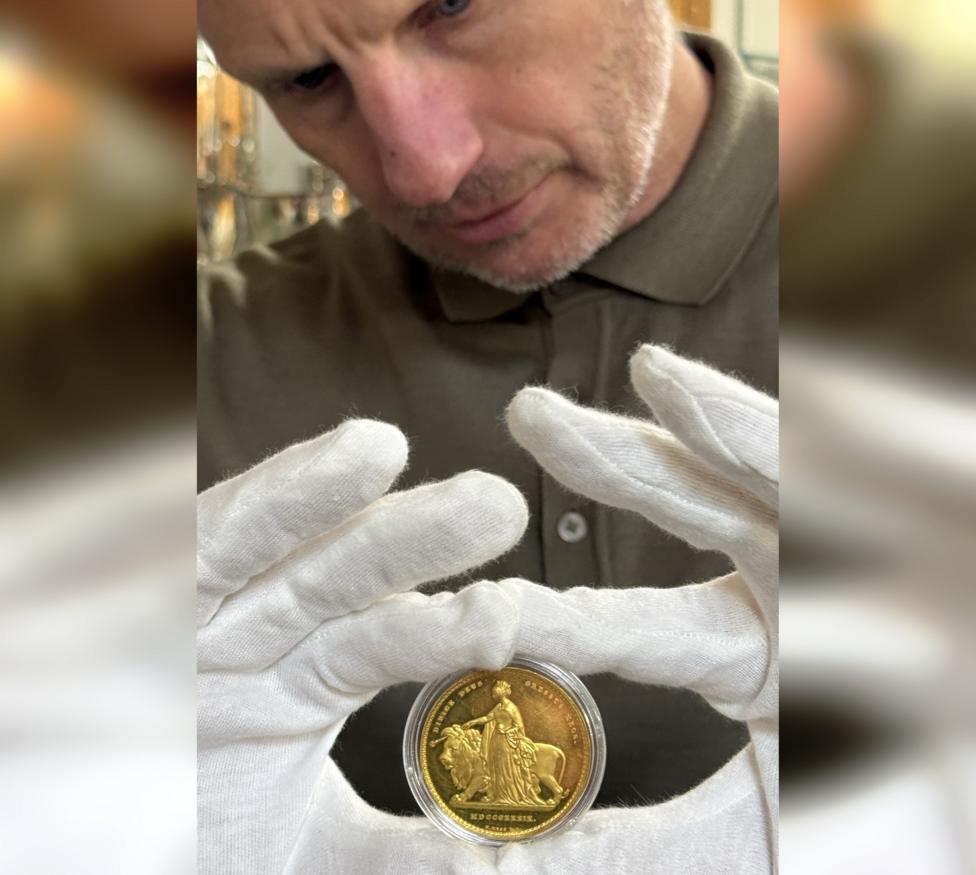 Darn £5 prin yn gwerthu am £110,000 mewn ocsiwn - BBC Cymru Fyw