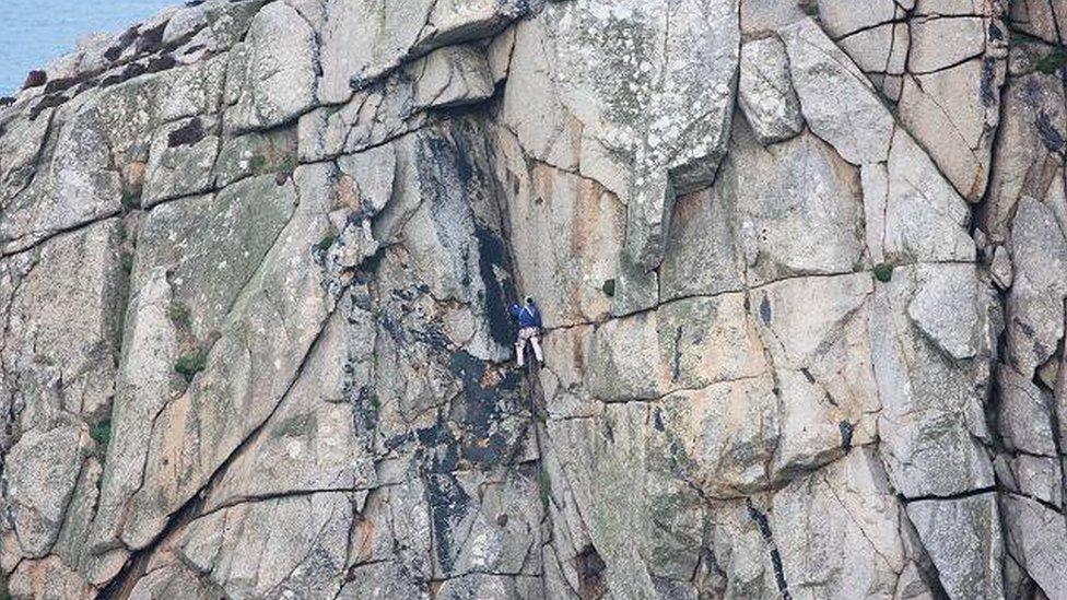 Commando Ridge cliff rescuers battle 70mph winds for climbers - BBC News