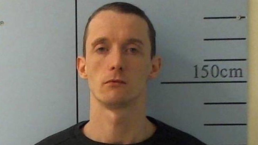 Man wanted after prison licence revoked arrested - BBC News