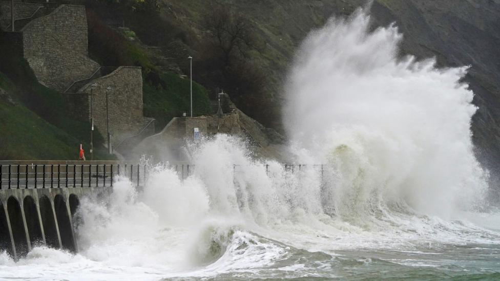 Storm Éowyn to bring strong winds to South East - BBC News