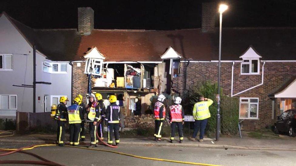 Wimbledon gas explosion: Two hurt as front of house blown off - BBC News