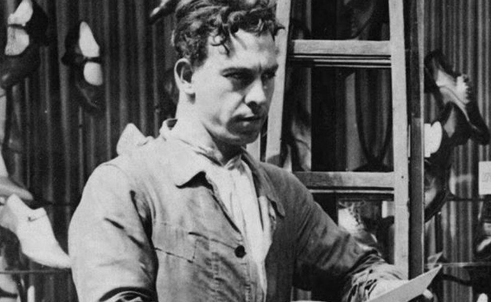 The famed painters who vanished into obscurity - BBC News