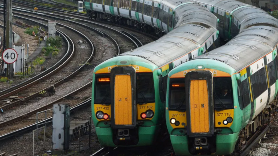 Brighton: Rail Signal failure blocks trains to and from coast - BBC News