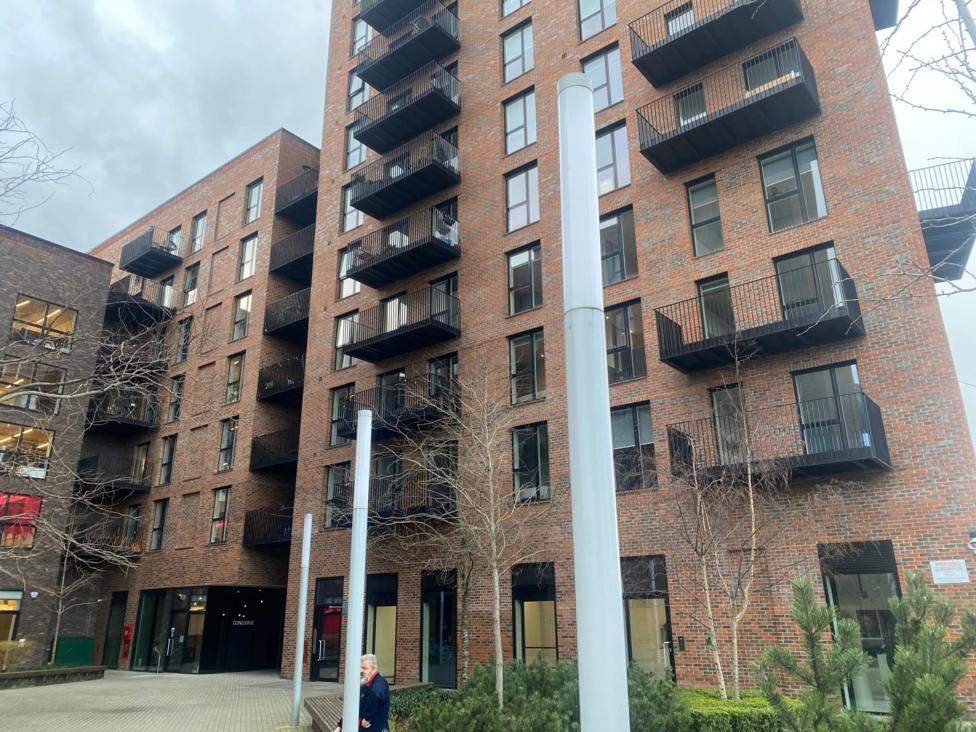 How London's soaring service charges are hitting homeowners - BBC News