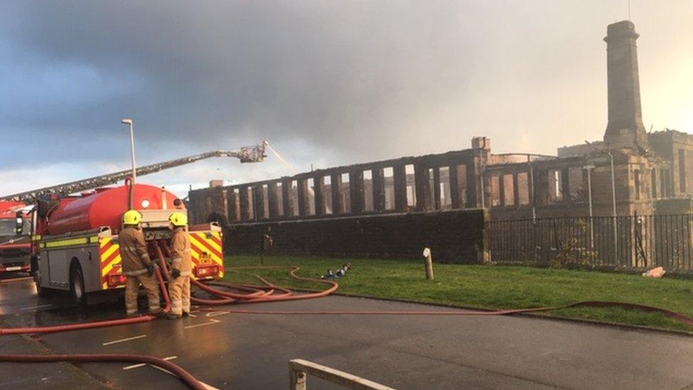 Fire destroys former primary school in Inverkeithing - BBC News