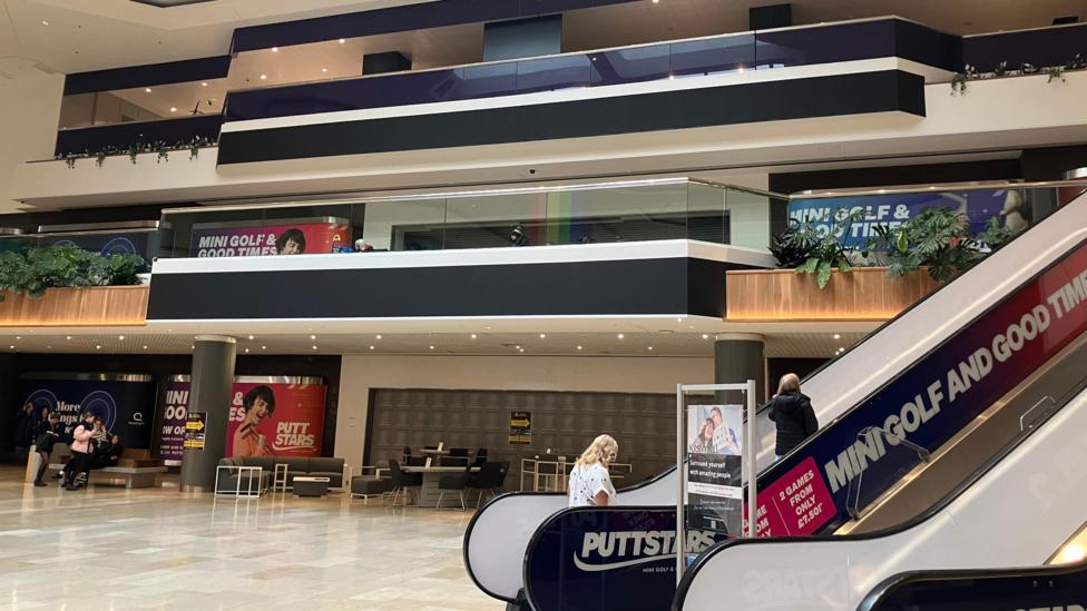 Lung cancer awareness event at Peterborough's Queensgate centre - BBC News