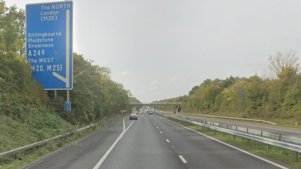 Five-vehicle crash caused closure of M2 London-bound carriageway - BBC News