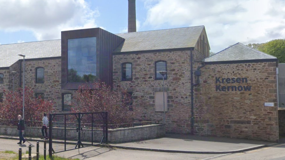 Kresen Kernow: Cornish archive offers behind-the-scenes tours - BBC News