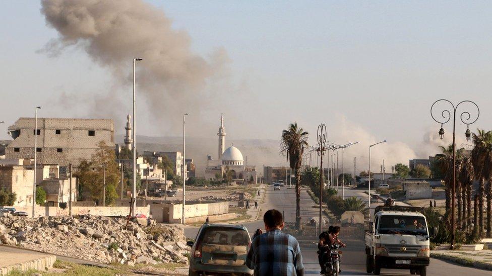 Syria conflict: Largest aid convoy reaches besieged Rastan - BBC News