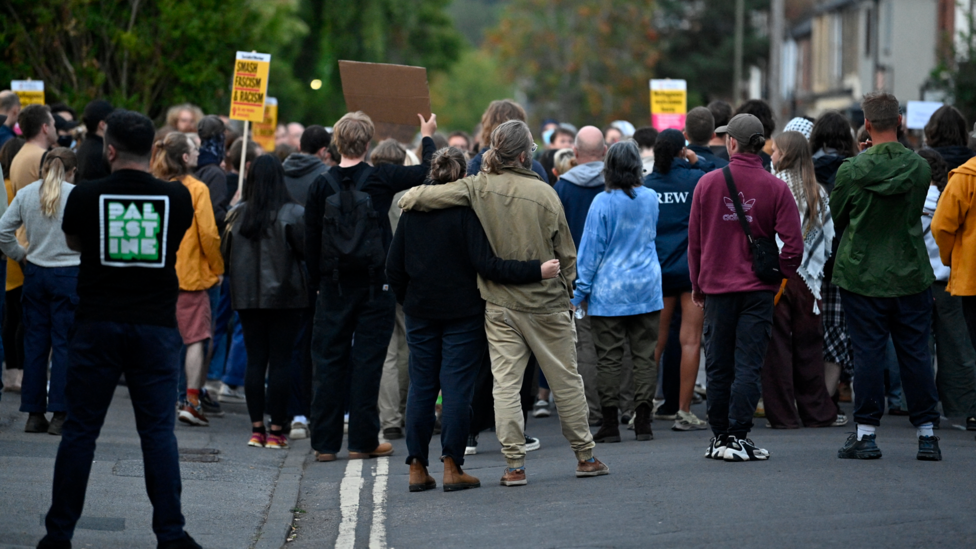 In pictures: Anti-racism protesters turn out across England - BBC News