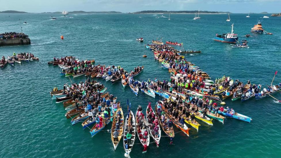 Isles of Scilly 'epic and fun' for gig rowing championships - BBC News