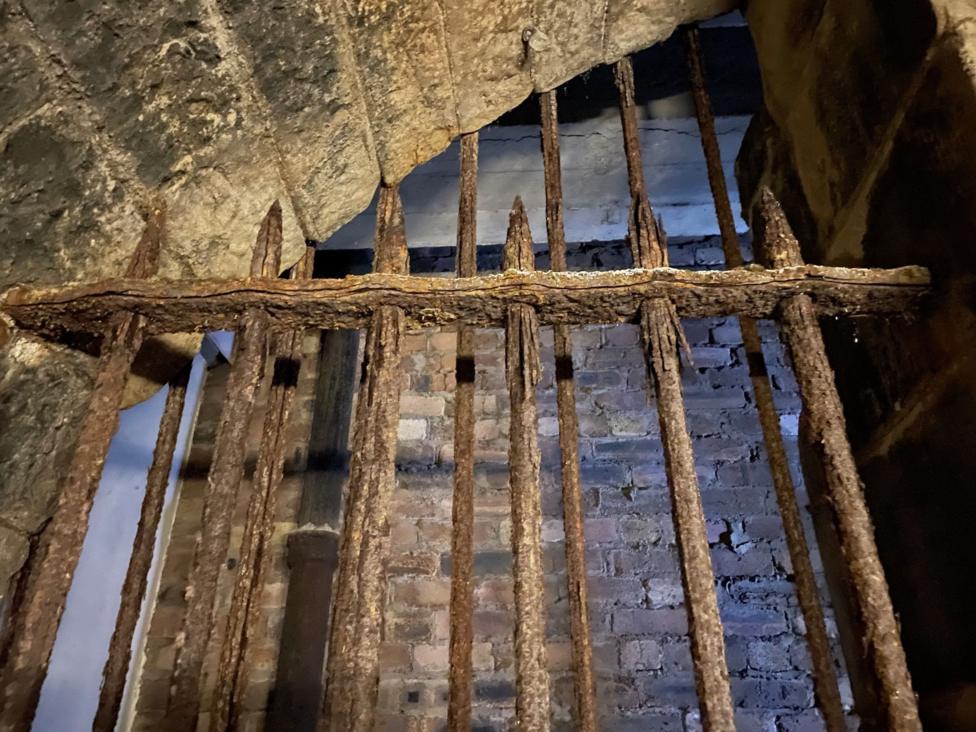 The forgotten Edinburgh street found behind a hidden library door - BBC ...