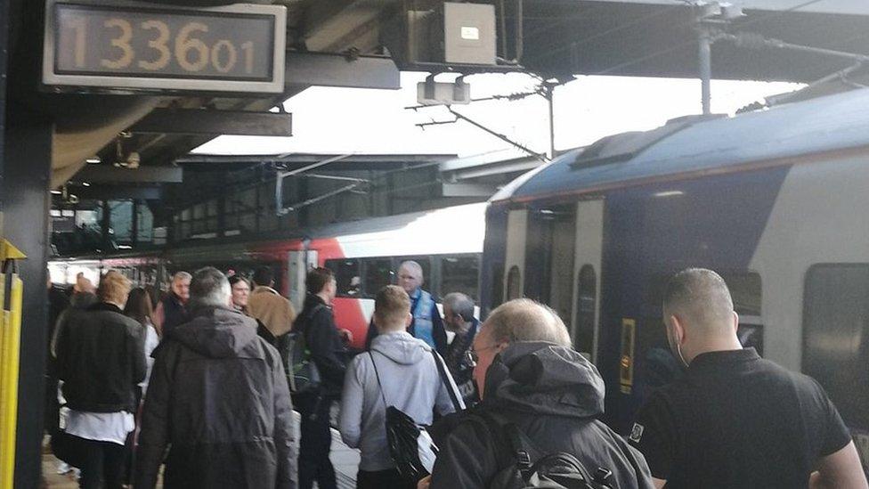 Leeds commuters in five-hour rail delay after line damage - BBC News