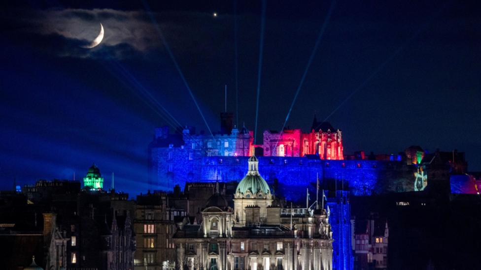 Venus spotted next to crescent moon in spectacular display - BBC Newsround