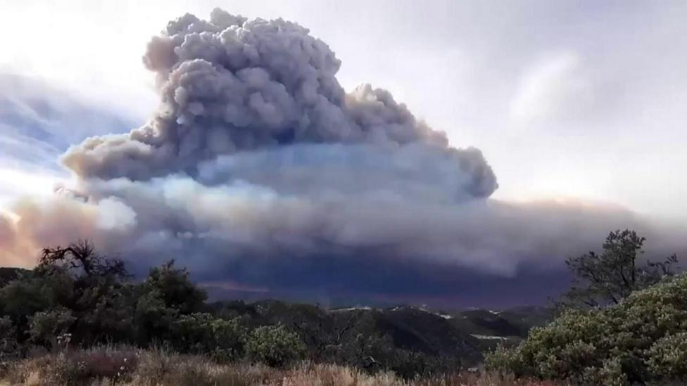 Paradise Fire: California wildfire leaves town in ruins - BBC News