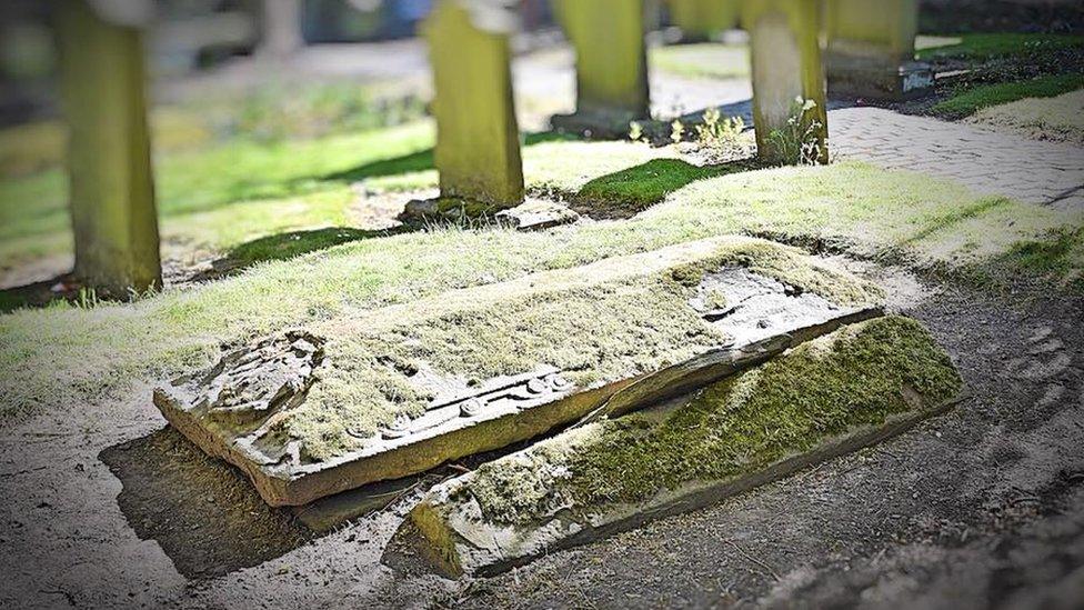 Medieval secrets uncovered in cemetery excavation - BBC News