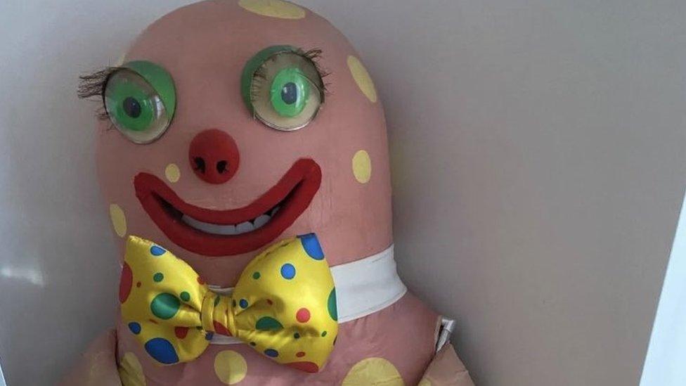Buyer backs out of £62,000 Mr Blobby suit purchase - BBC News