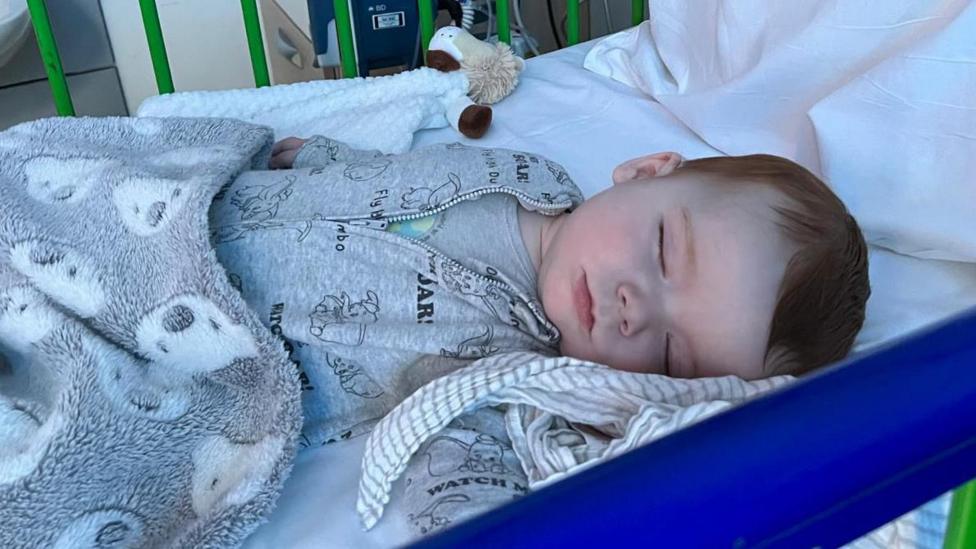 Wigston: Boy, 2, with rare eye cancer hailed a 'hero' - BBC News