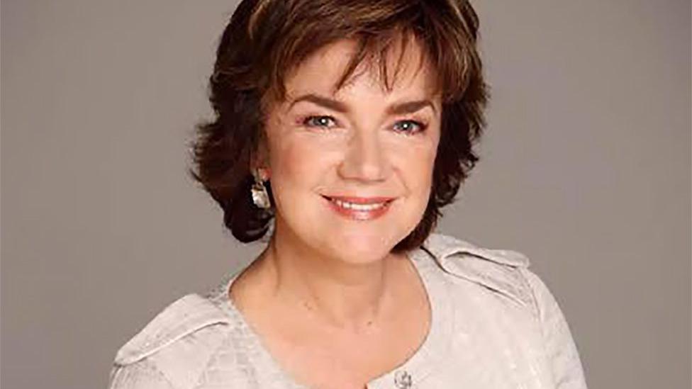 Neighbours star Janet Andrewartha who played Lyn Scully dies - BBC News