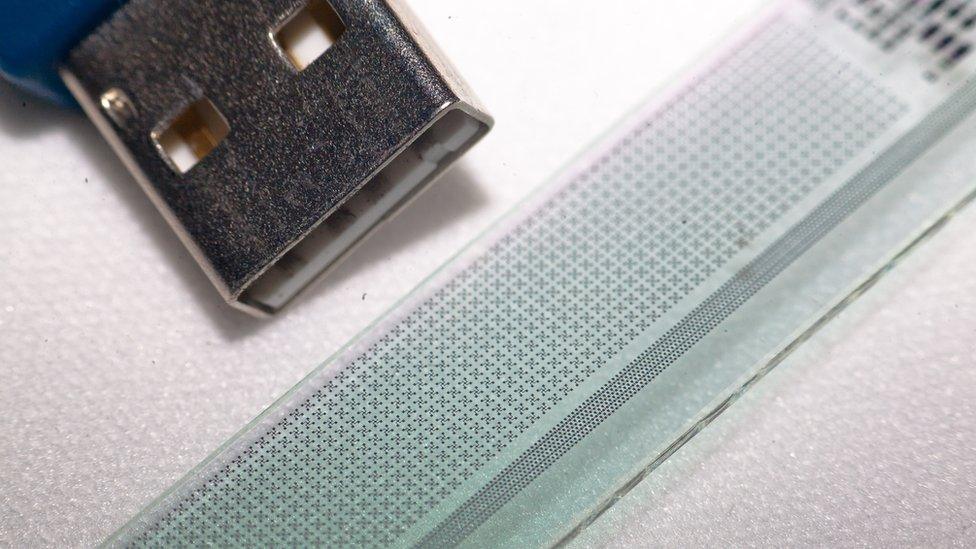 School student's cool plastic electronics - BBC News