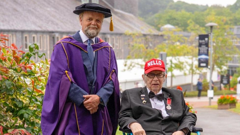 Actor Toby Jones awarded honorary doctorate by Keele University - BBC News
