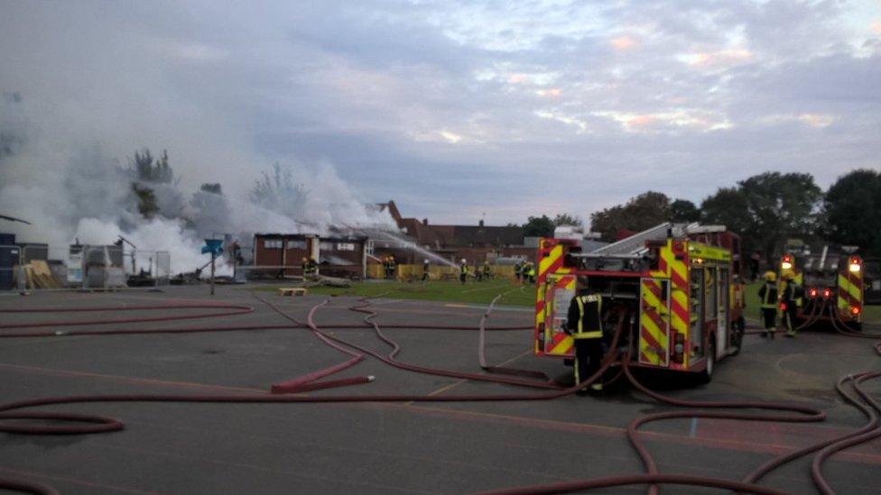 Fire at Roding Primary School, Dagenham - BBC News