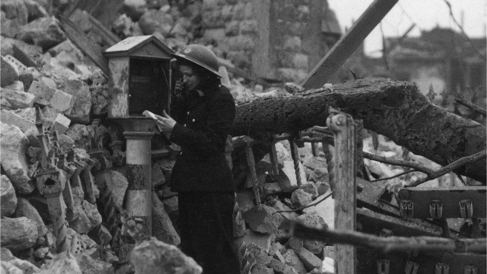 London Fire Brigade exhibition highlights history of firewomen - BBC News